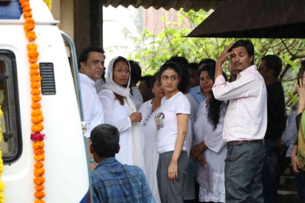 Krushna Abhishek Father Funeral Photos - FilmiBeat