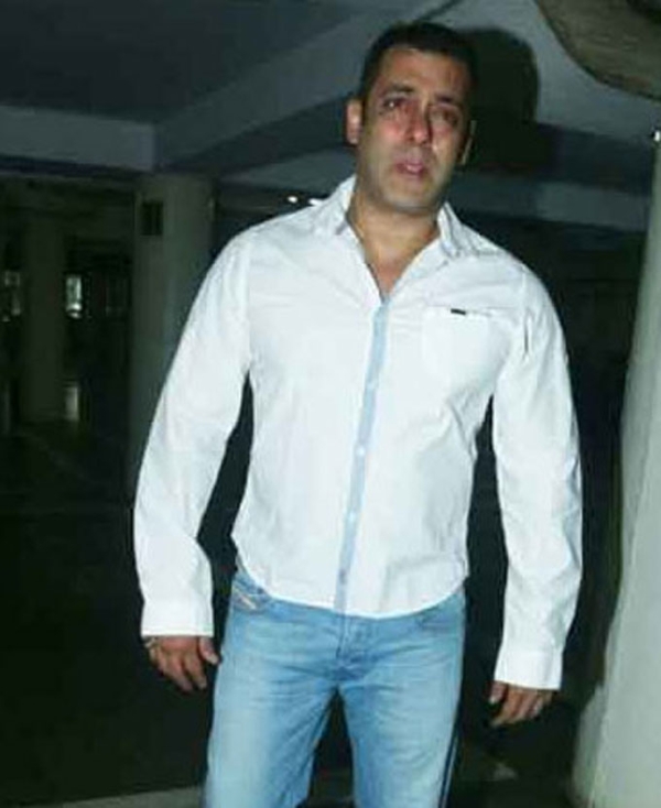 Salman Khan Crying At Rajjat Barjatya Funeral Photos - FilmiBeat