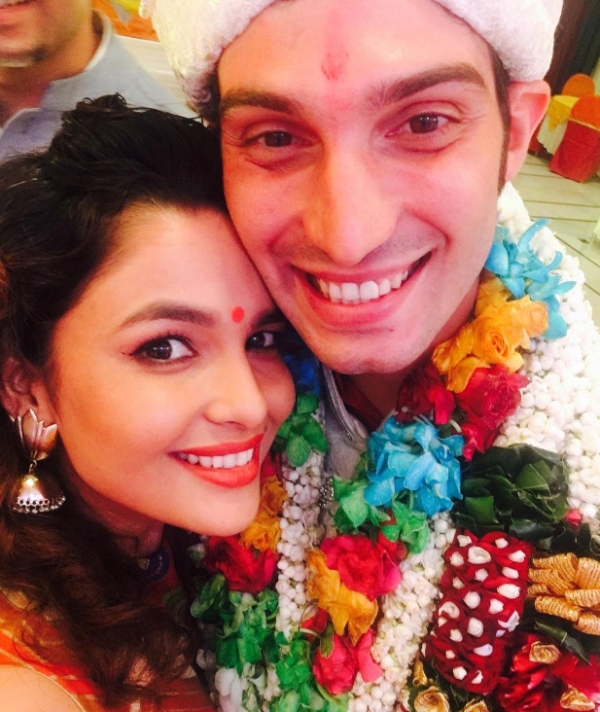 Singer Shweta Pandit Marries Her Italian Biyfriend Ivano Fucci Photos ...