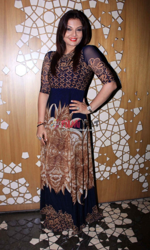 Bollywood Singer Neha Kakkar Live performance at The Regency Antilia ...