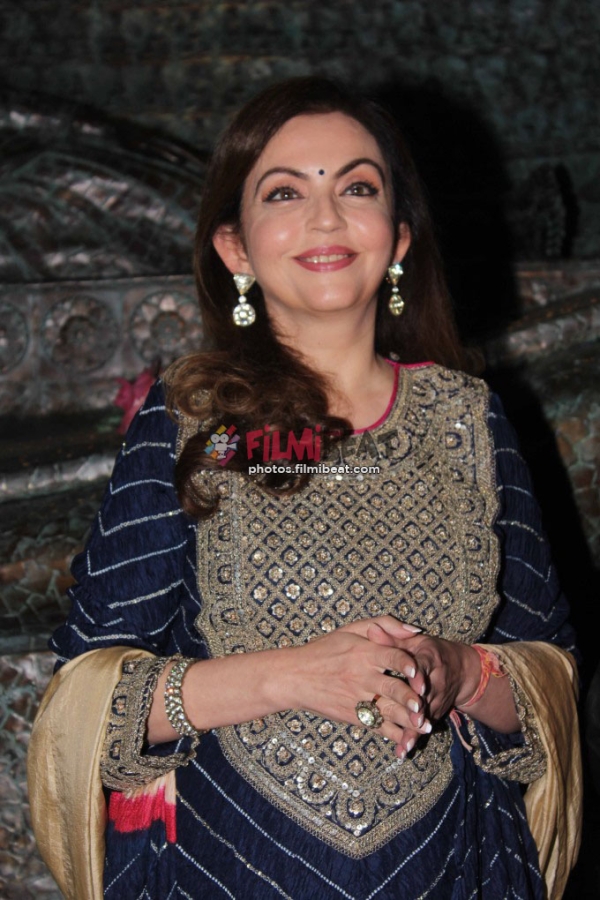 Neeta Ambani At Inauguration Of Sculptor Satish Gupta Show The Silent ...