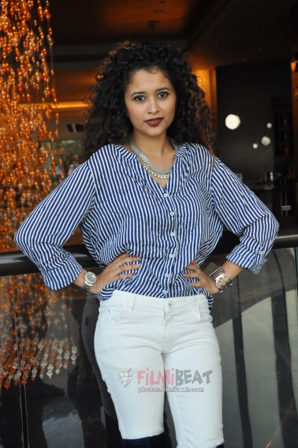 Sowmya Sukumar Photos: Latest HD Images, Pictures, Stills & Pics ...