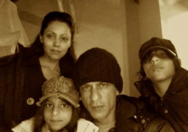 Shahrukh Khan Family Portrait Photos - FilmiBeat