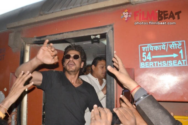 Shahrukh Khan Arrives At Mathura For Raees Movie Promotion Photos ...