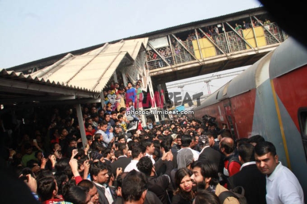 Shahrukh Khan Arrives At Mathura For Raees Movie Promotion Photos ...