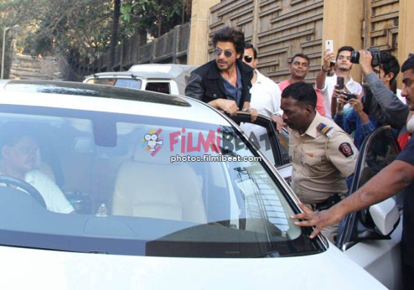 Shahrukh Khan Travel By Train From Mumbai To Delhi To Promote Raees ...