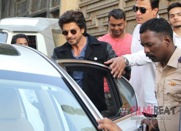 Shahrukh Khan Travel By Train From Mumbai To Delhi To Promote Raees ...