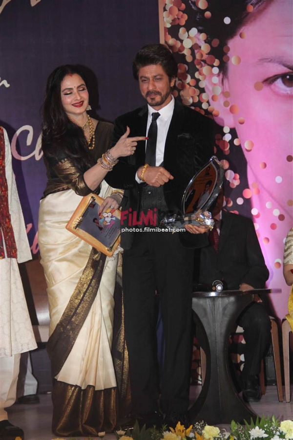 Shahrukh Khan Receives 4th National Yash Chopra Award 2017 Photos - FilmiBeat