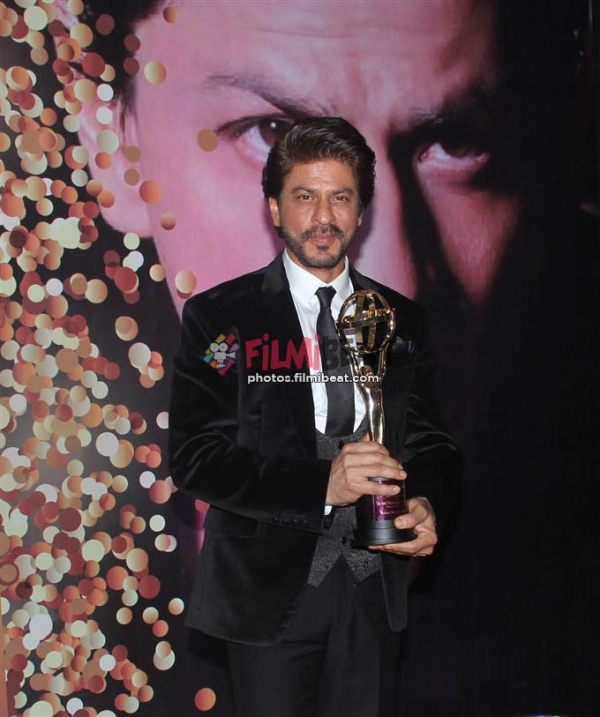 Shahrukh Khan Receives 4th National Yash Chopra Award 2017 Photos - FilmiBeat