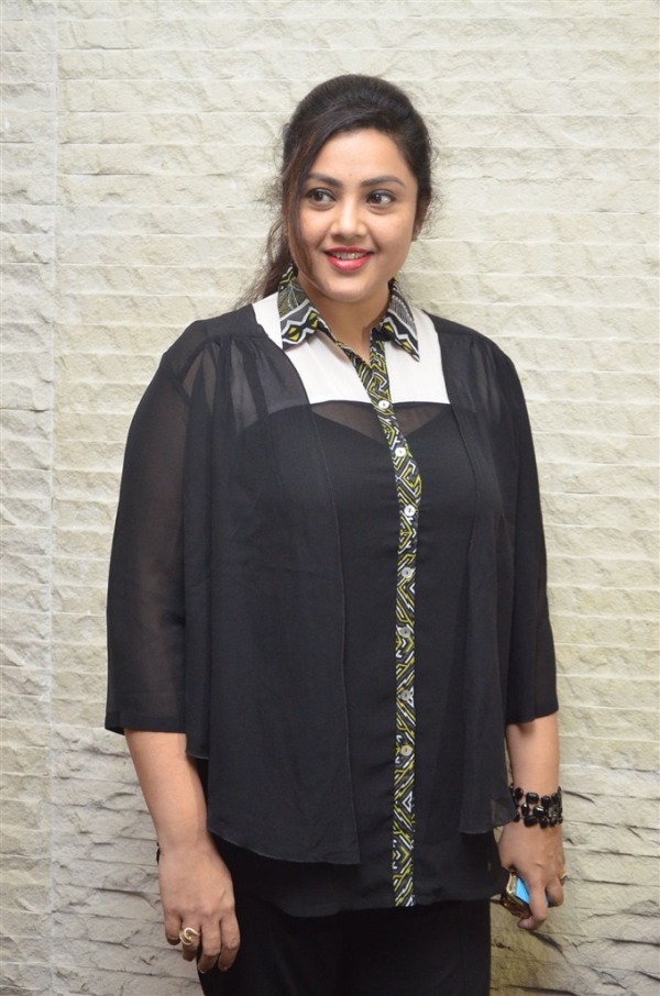 Meena Photos [HD]: Latest Images, Pictures, Stills of Meena - FilmiBeat