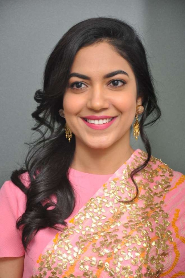 Reetu Varma Photos [HD]: Latest Images, Pictures, Stills of Reetu Varma ...