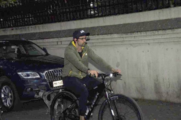Hrithik Roshan Spotted Riding Cycle On The Street Of Mumbai Photos ...