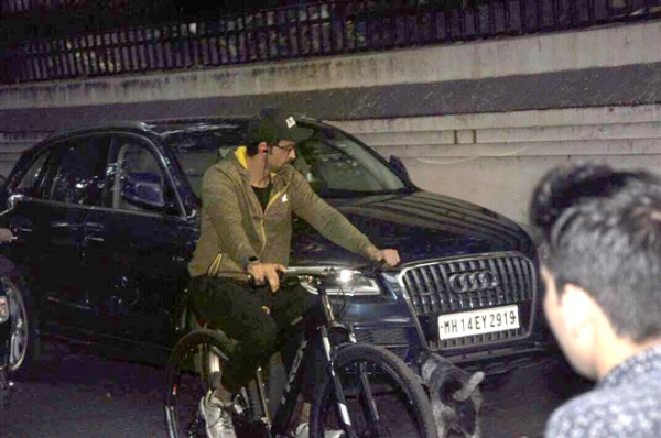 Hrithik Roshan Spotted Riding Cycle On The Street Of Mumbai Photos ...