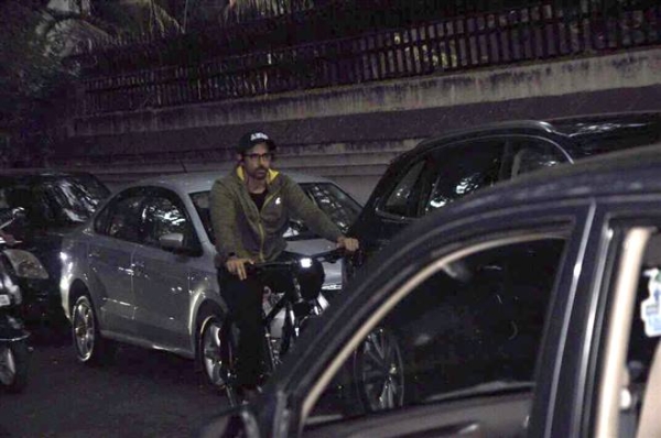 Hrithik Roshan Spotted Riding Cycle On The Street Of Mumbai Photos ...