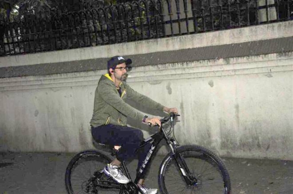 Hrithik Roshan Spotted Riding Cycle On The Street Of Mumbai Photos ...