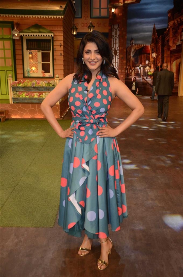 Shruti Haasan & Rajkumar Rao On Kapil Sharma Show Photos- FilmiBeat