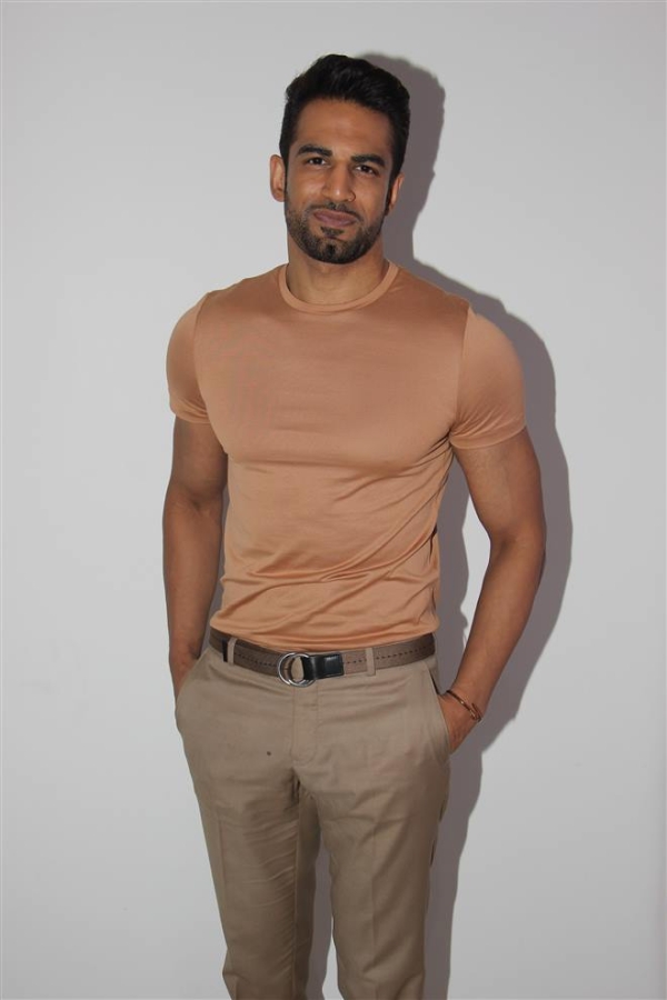 Upen Patel Photos: Latest HD Images, Pictures, Stills & Pics - FilmiBeat
