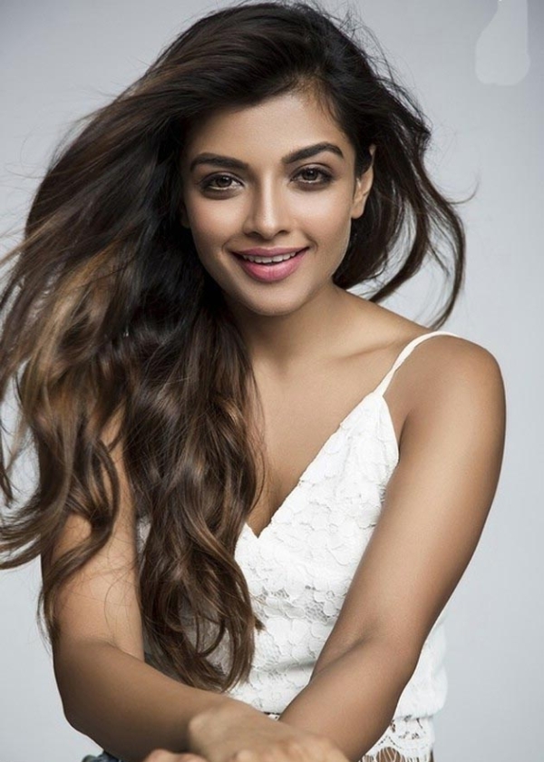 Ashna Zaveri Latest 2017 Photoshoot Photos - FilmiBeat