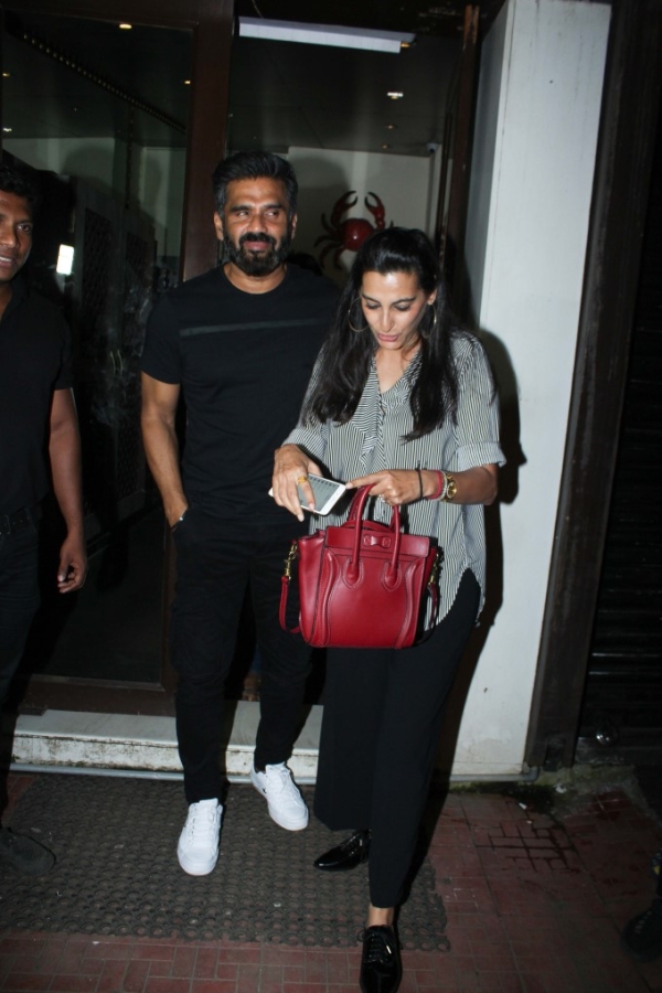 Sunil Shetty And His Family Spotted At Bastian Bandra Photos - FilmiBeat