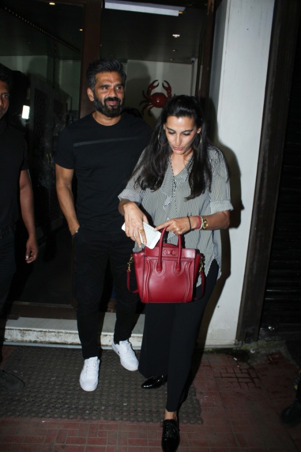 Sunil Shetty And His Family Spotted At Bastian Bandra Photos - FilmiBeat