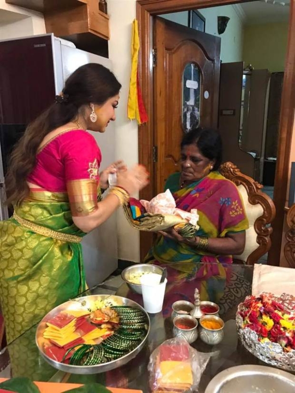 Varamahalakshmi Festival Celebration In Actress Priyanka Upendra House ...
