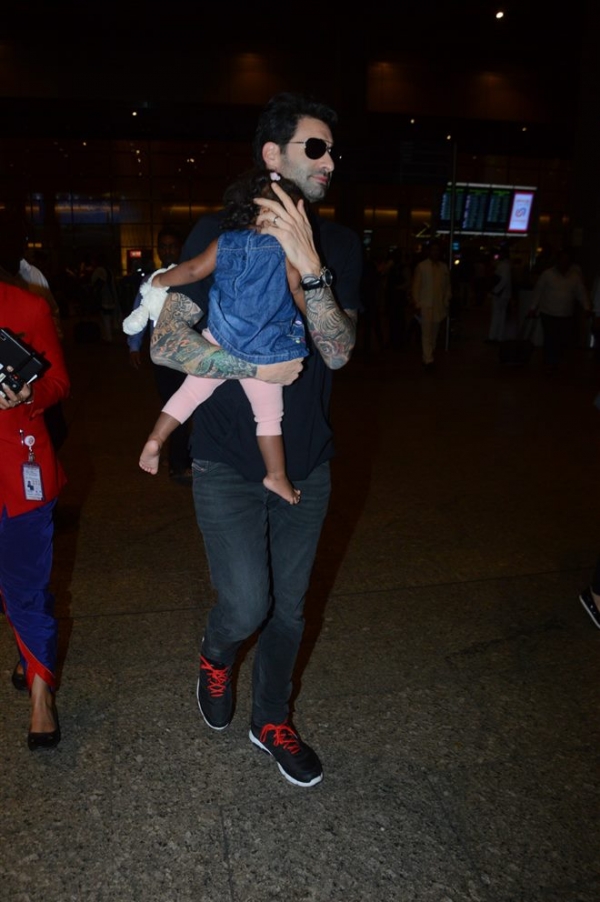 Sunny Leone & Daniel Weber With Daughter Nisha Kaur Spotted At Airport ...