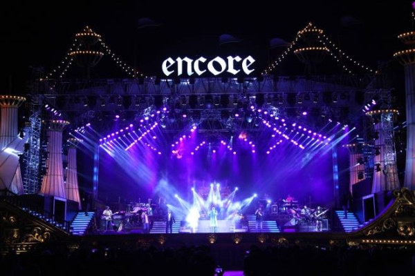 AR Rahman Mesmerize Hyderabad At AR Live In Concert Photos - FilmiBeat