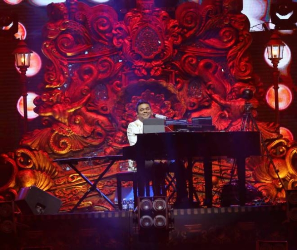 AR Rahman Mesmerize Hyderabad At AR Live In Concert Photos - FilmiBeat