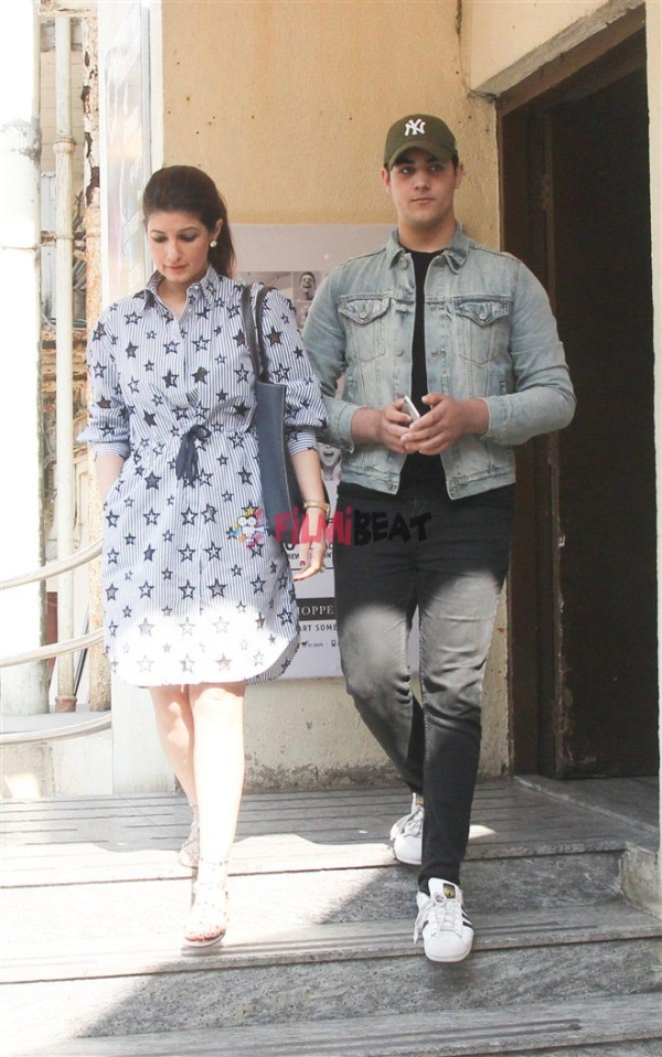 Akshay Kumar With Family Spotted At Juhu PVR Photos - FilmiBeat