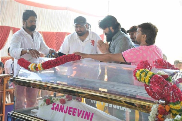 Kannada Film Industry Pays Last Respect To Kashinath Photos - FilmiBeat