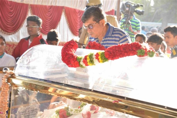 Kannada Film Industry Pays Last Respect To Kashinath Photos - FilmiBeat