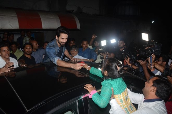 Shahid Kapoor Promote Padmaavat At Chandan Cinema Juhu Photos - FilmiBeat