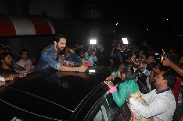 Shahid Kapoor Promote Padmaavat At Chandan Cinema Juhu Photos - FilmiBeat