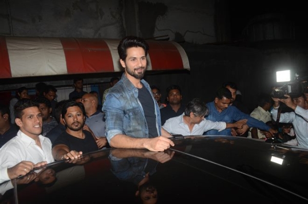 Shahid Kapoor Promote Padmaavat At Chandan Cinema Juhu Photos - FilmiBeat