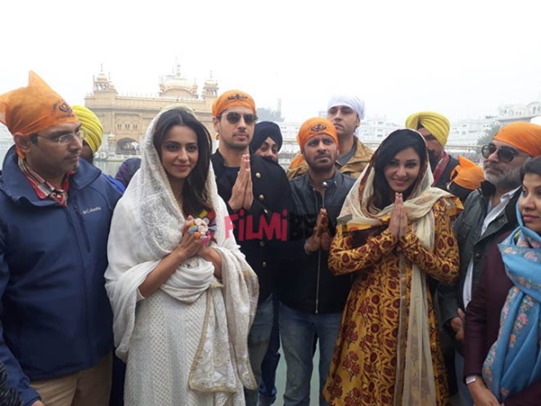 Siddharth Malhotra, Rakul Preet And Manoj Bajpayee At Golden Temple ...