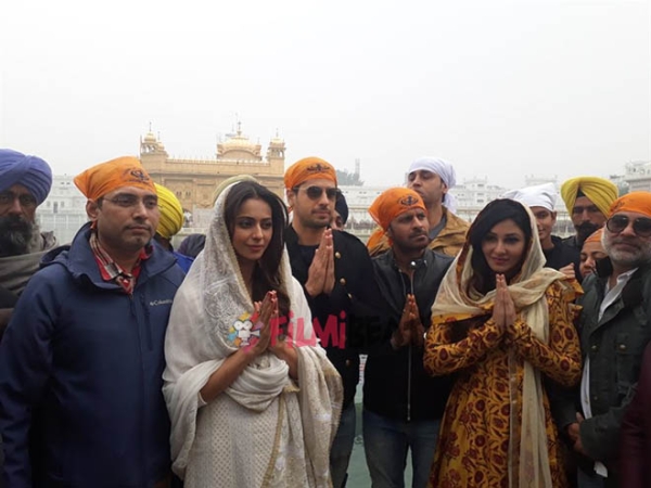 Siddharth Malhotra, Rakul Preet And Manoj Bajpayee At Golden Temple ...