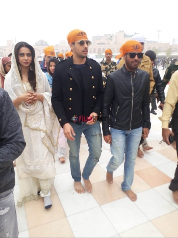 Siddharth Malhotra, Rakul Preet And Manoj Bajpayee At Golden Temple ...