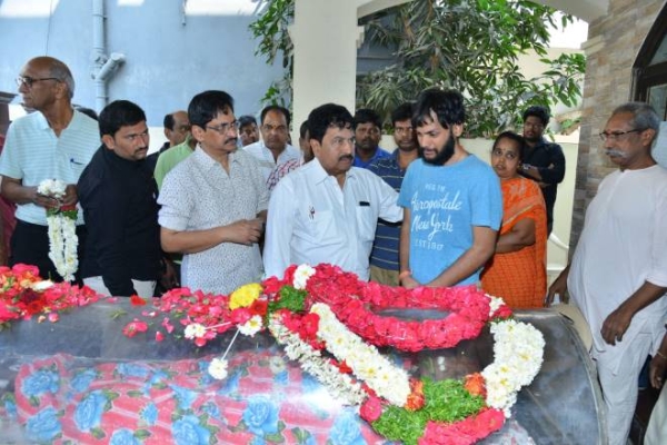 Celebs Pay Last Respect To Actor Gundu Hanmantha Rao Photos - FilmiBeat