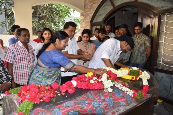 Celebs Pay Last Respect To Actor Gundu Hanmantha Rao Photos - FilmiBeat