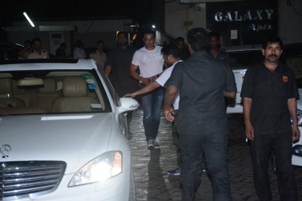 Salman Khan At Galaxy Apartment Photos - FilmiBeat