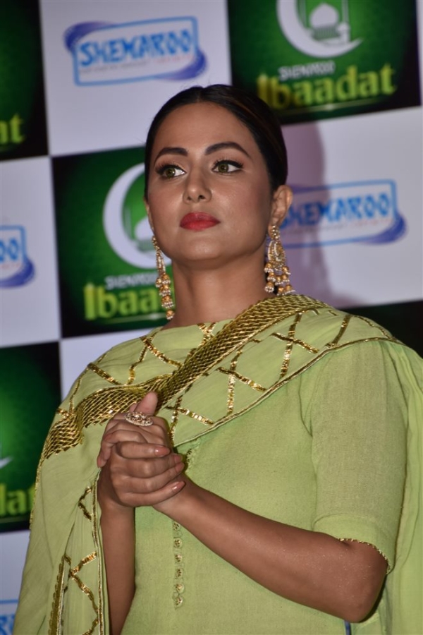 Hina Khan Iftar Party 2018 Photos - FilmiBeat