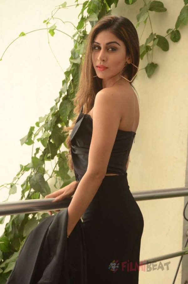 Myra Sareen Photos: Latest HD Images, Pictures, Stills & Pics - FilmiBeat