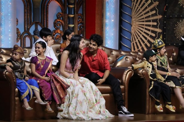 Dhadak Movie Promotion On The Sets Of Best Dramebaaz Photos - FilmiBeat