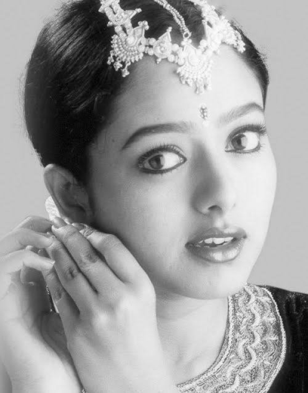 Remembering Versatile Actress Soundarya Rare Unseen Photos - FilmiBeat