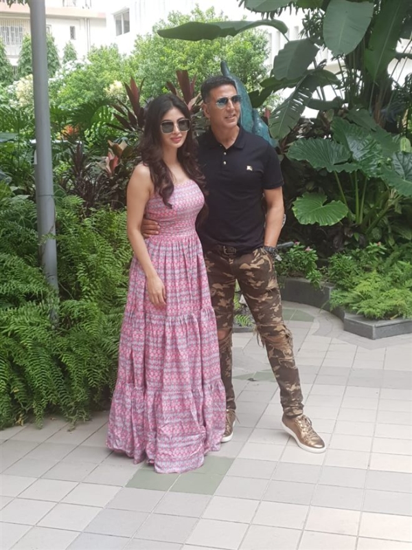 Akshay Kumar And Mouni Roy Promotes Gold In Kolkata Photos Photos ...