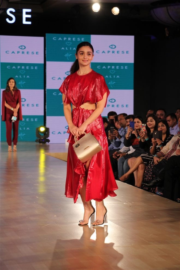 Alia Bhatt Walks The Ramp For Caprese Photos - FilmiBeat