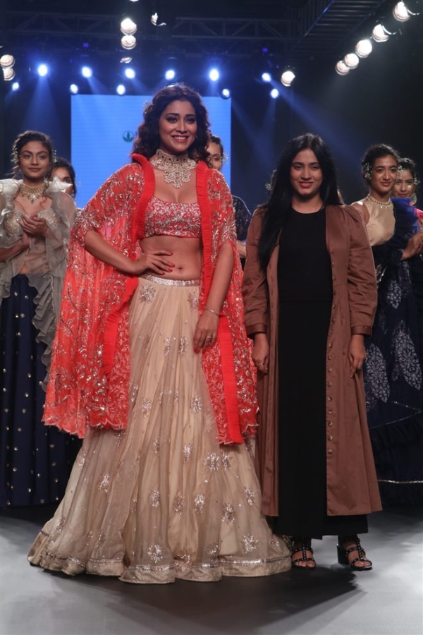 Bollywood Celebs Walks The Ramp At Bombay Times Fashion Week 2018 ...
