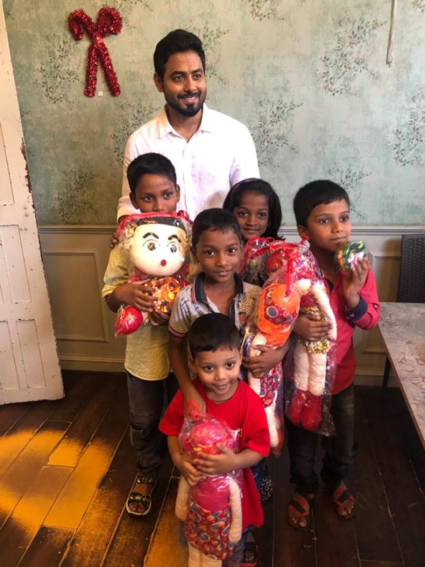 Aari surprises unprivileged children with Christmas Delight Photos