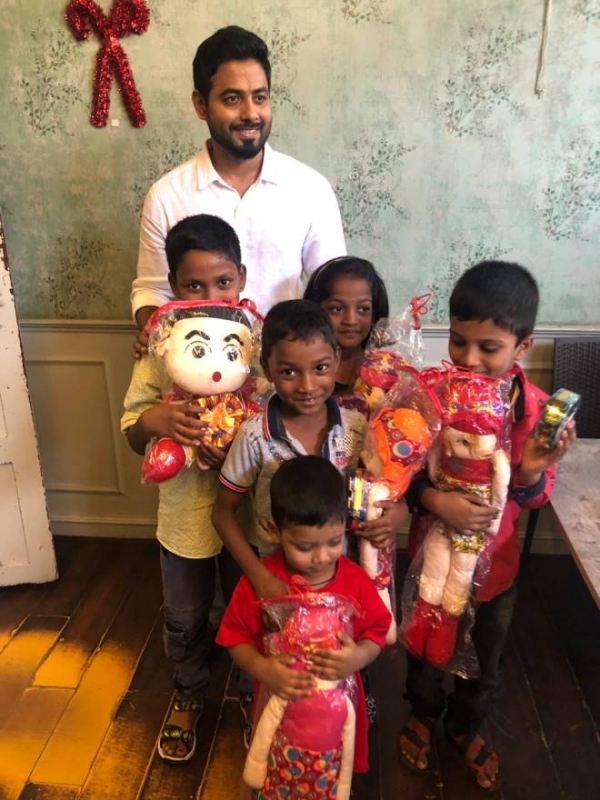 Aari surprises unprivileged children with Christmas Delight Photos