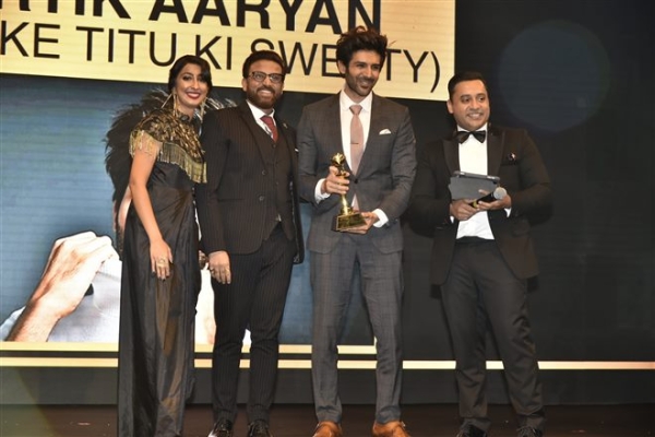 Kareena Kapoor & Karthik Aryan At Masala Awards 2018 Photos